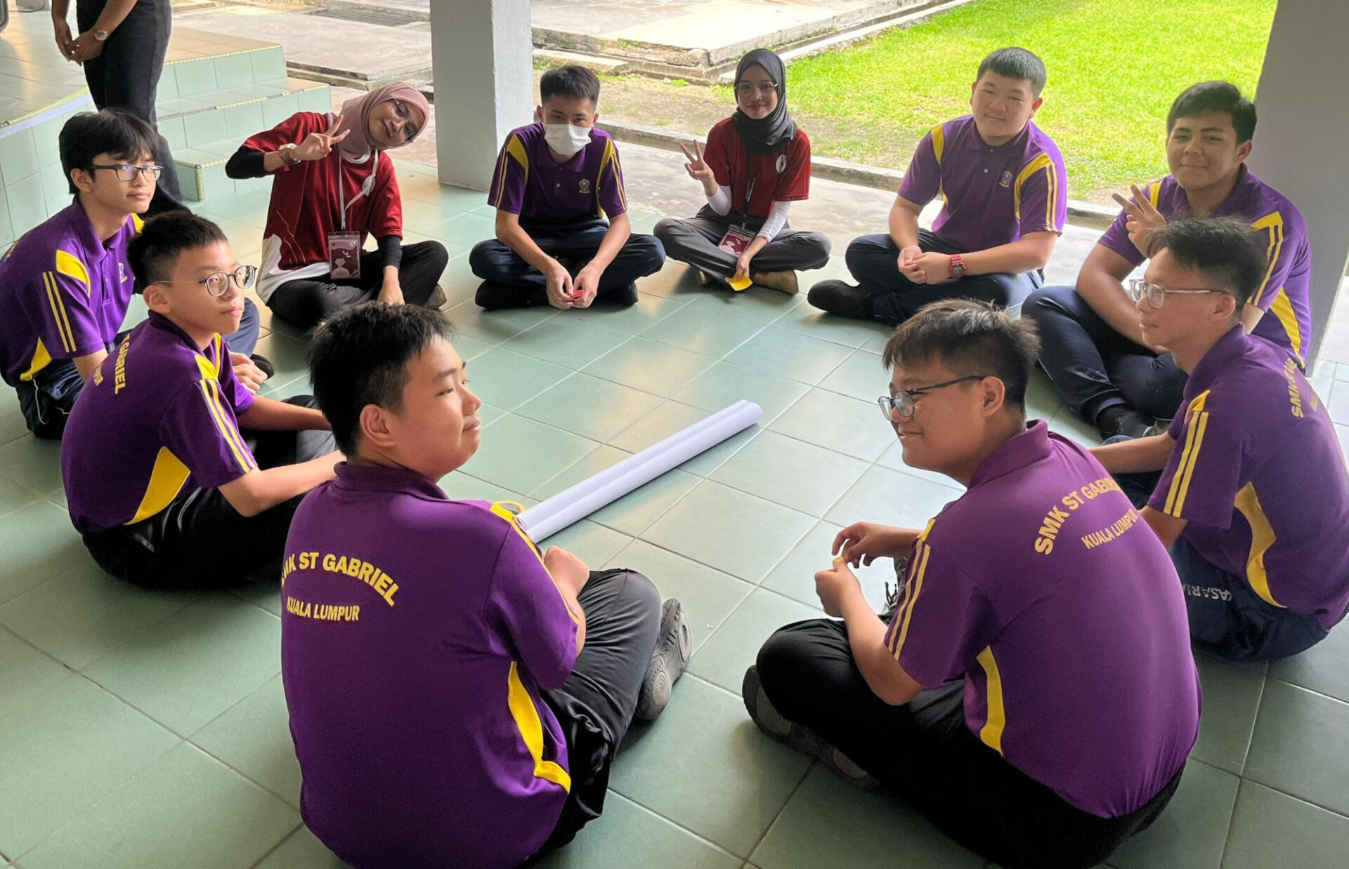 Mahasiswa UM bina komuniti dengan santuni pelajar SMK St Gabriel | um+